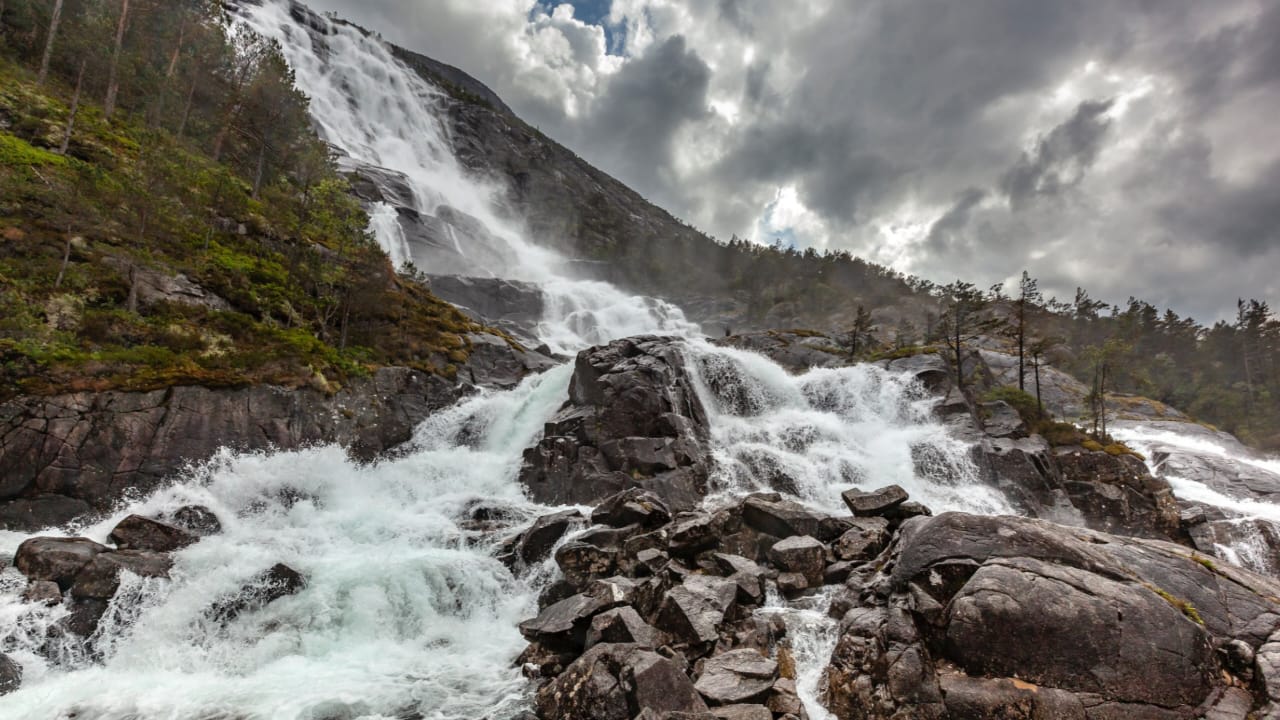 6 Majestic Waterfalls To Visit In Norway - Dreamtrix
