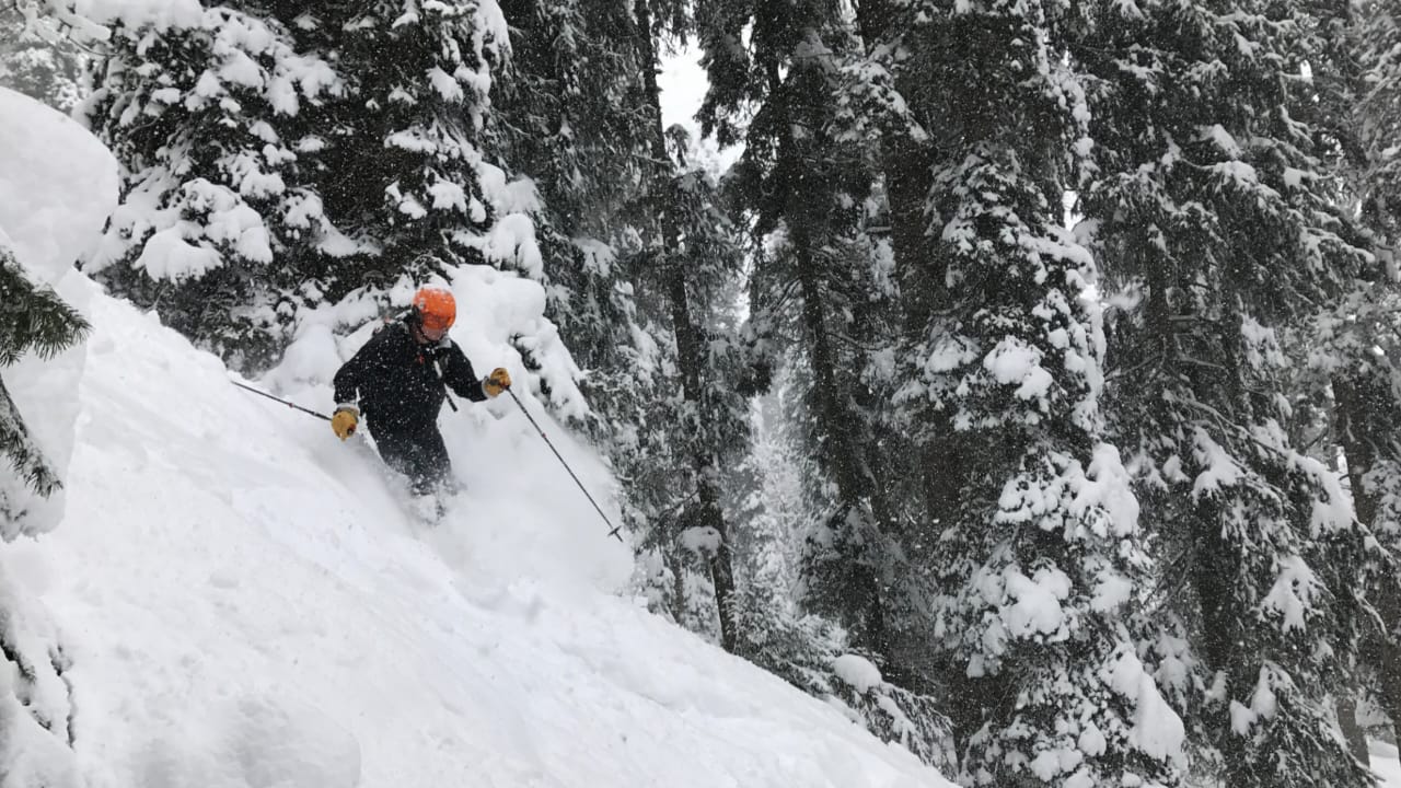 Skiing in India: Top 7 Destinations (Best Months To Ski & Price)